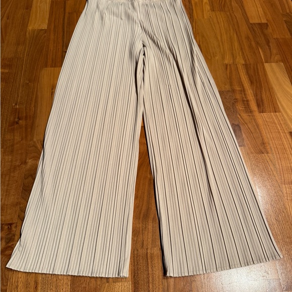 Uniqlo | Pants & Jumpsuits | Uniqlo Pleated Tan Pants | Poshmark